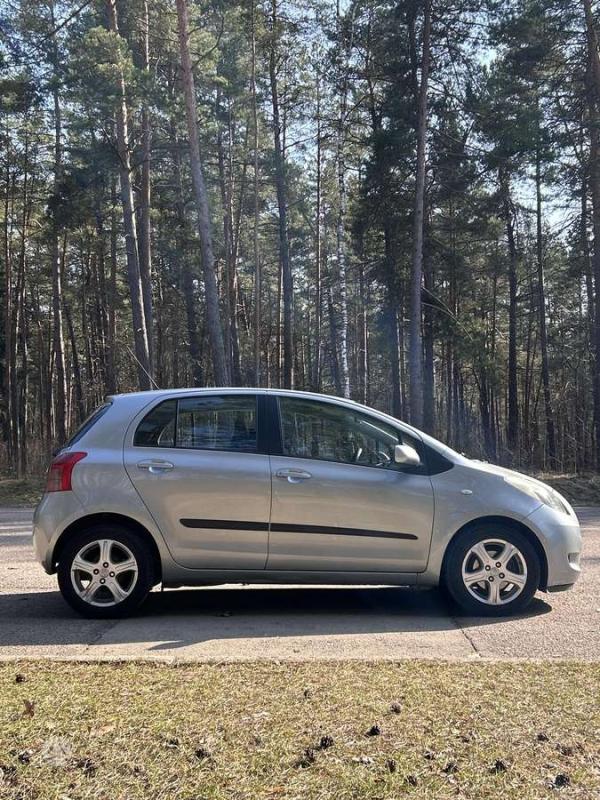 Pelēks Toyota Yaris 2008 Viļņa, ar dzinēja tilpumu 1.30 L un nobraukumu 251 tūkst. km par 2800 €, foto 2 vietnē AUTOMOTO.COM.LV