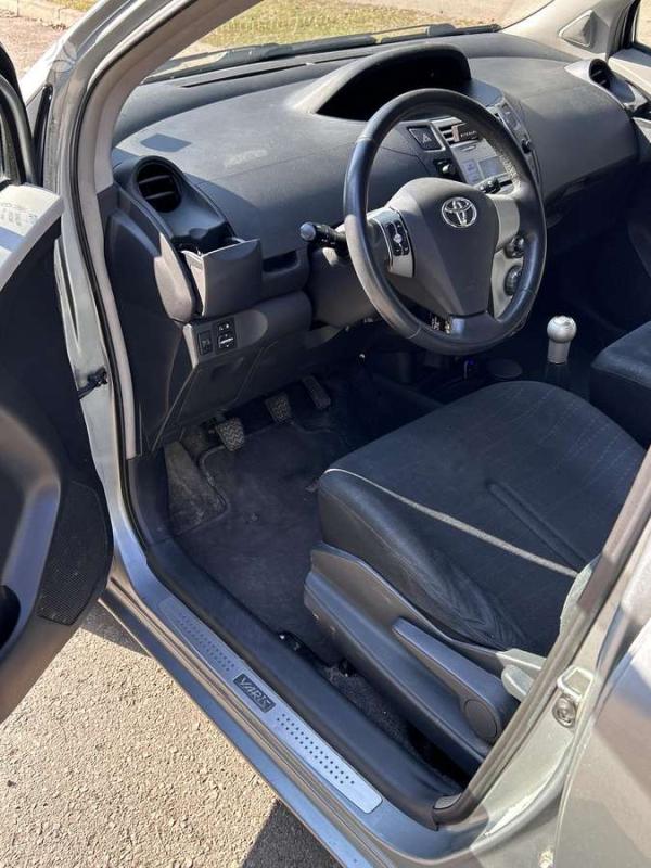 Pelēks Toyota Yaris 2008 Viļņa, ar dzinēja tilpumu 1.30 L un nobraukumu 251 tūkst. km par 2800 €, foto 10 vietnē AUTOMOTO.COM.LV