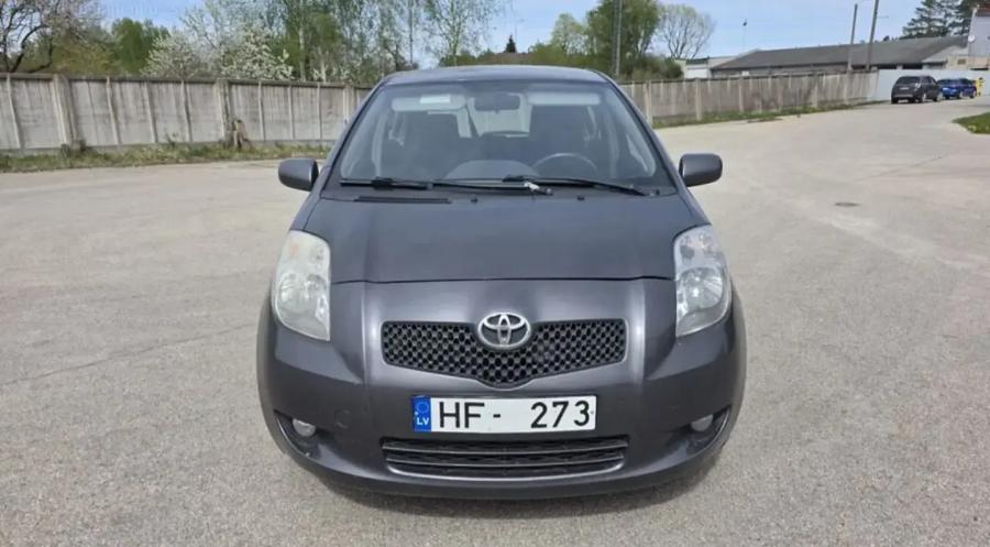 Pelēks Toyota Yaris 2008 Rīga, ar dzinēja tilpumu 1.30 L un nobraukumu 163 tūkst. km par 2100 €, foto 1 vietnē AUTOMOTO.COM.LV