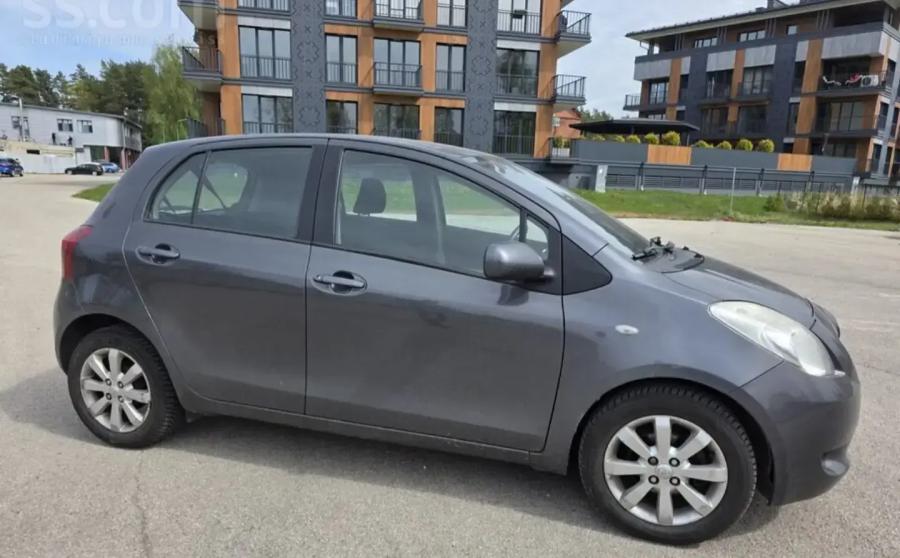 Pelēks Toyota Yaris 2008 Rīga, ar dzinēja tilpumu 1.30 L un nobraukumu 163 tūkst. km par 2100 €, foto 3 vietnē AUTOMOTO.COM.LV
