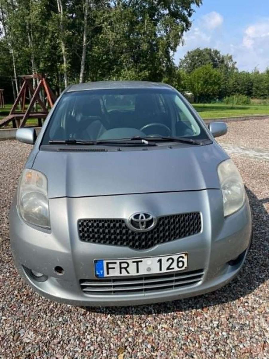 Grey Toyota Yaris 2008 in Gargzdai, with an engine capacity of 1.36 L and mileage of 275 thousand km for 1400 €, photo 3 on AUTOMOTO.COM.LV