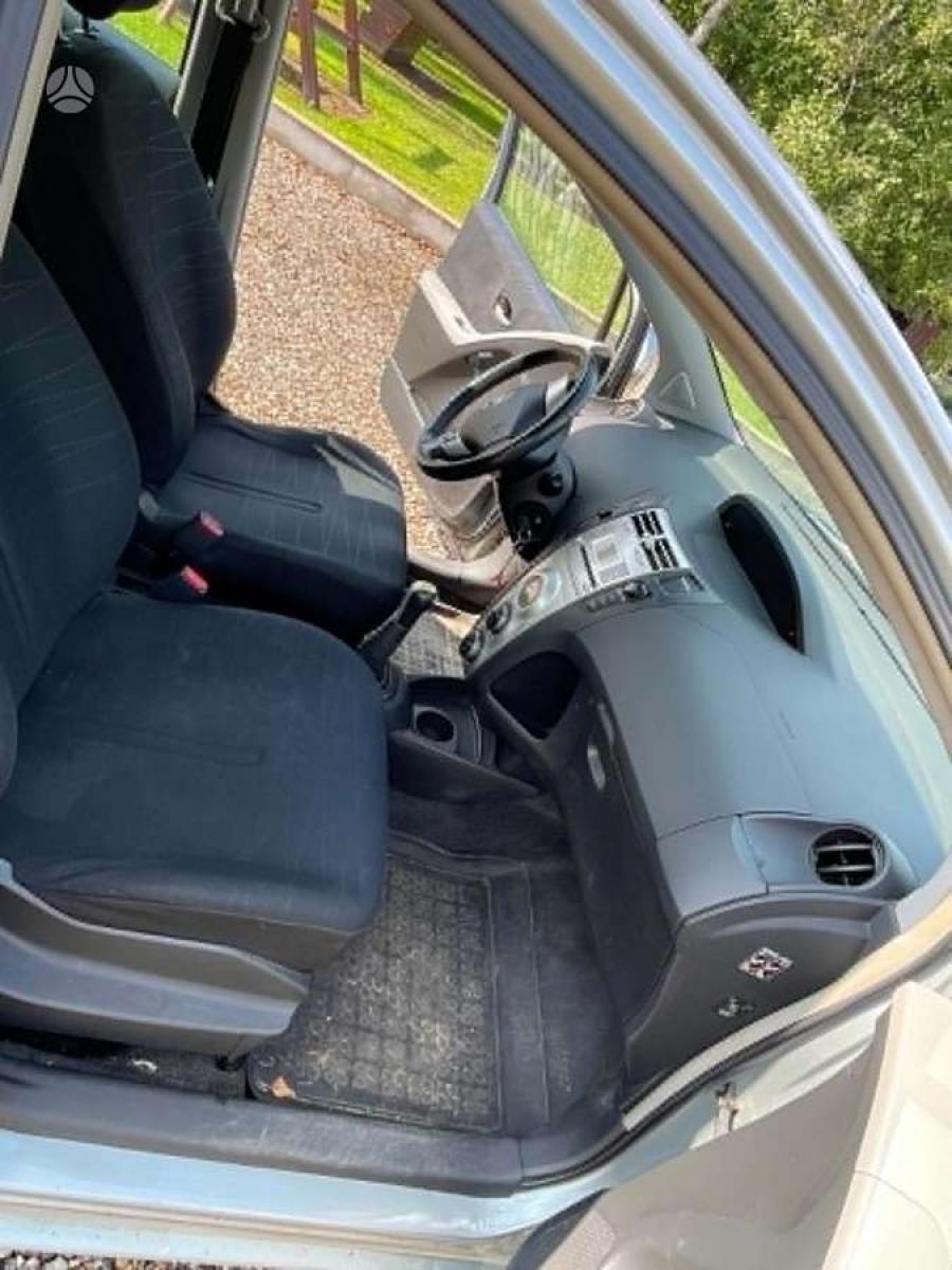 Grey Toyota Yaris 2008 in Gargzdai, with an engine capacity of 1.36 L and mileage of 275 thousand km for 1400 €, photo 8 on AUTOMOTO.COM.LV
