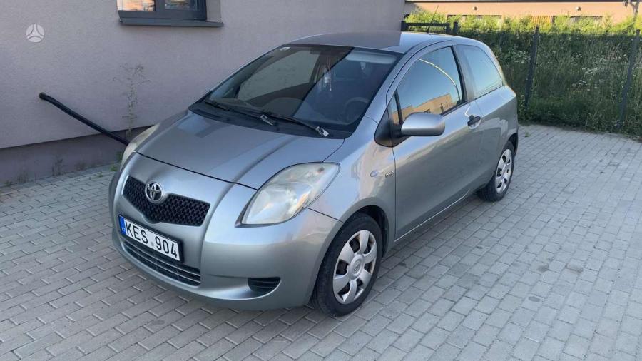 Grey Toyota Yaris 2008 in Vilnius, with an engine capacity of 1.36 L and mileage of 254 thousand km for 1500 €, photo 1 on AUTOMOTO.COM.LV
