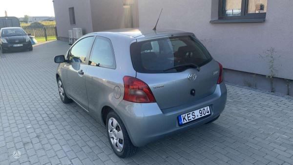 Pelēks Toyota Yaris 2008 Viļņa, ar dzinēja tilpumu 1.36 L un nobraukumu 254 tūkst. km par 1500 €, foto 5 vietnē AUTOMOTO.COM.LV