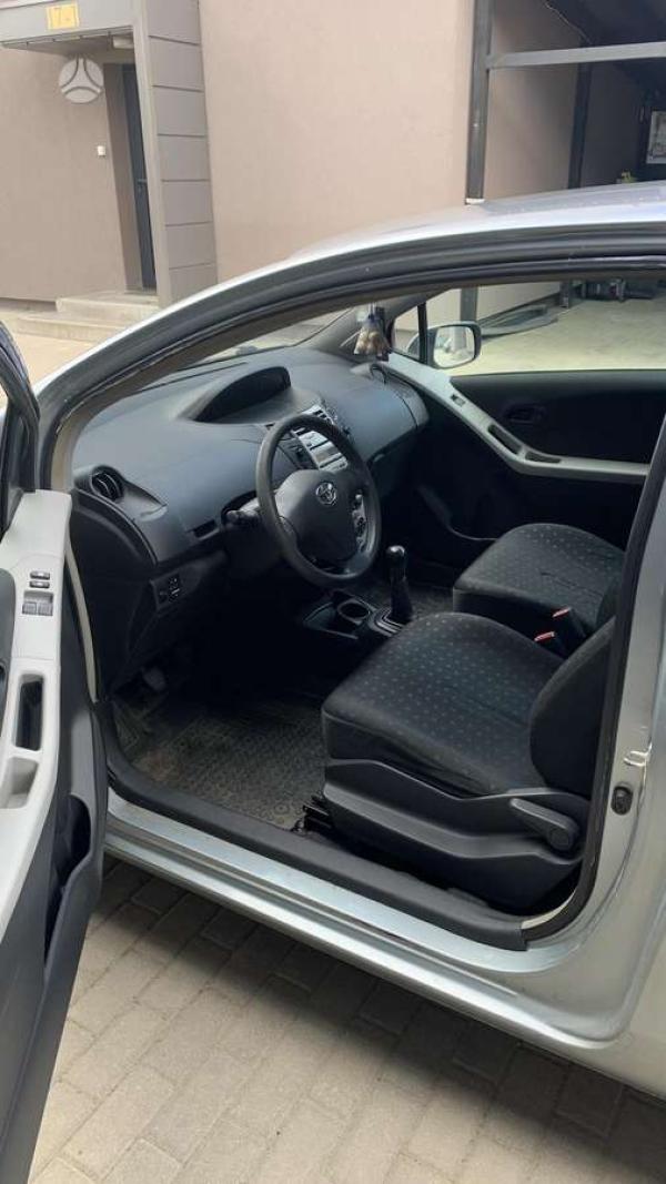 Pelēks Toyota Yaris 2008 Viļņa, ar dzinēja tilpumu 1.36 L un nobraukumu 254 tūkst. km par 1500 €, foto 8 vietnē AUTOMOTO.COM.LV
