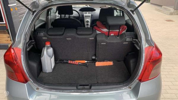 Pelēks Toyota Yaris 2008 Viļņa, ar dzinēja tilpumu 1.36 L un nobraukumu 254 tūkst. km par 1500 €, foto 9 vietnē AUTOMOTO.COM.LV