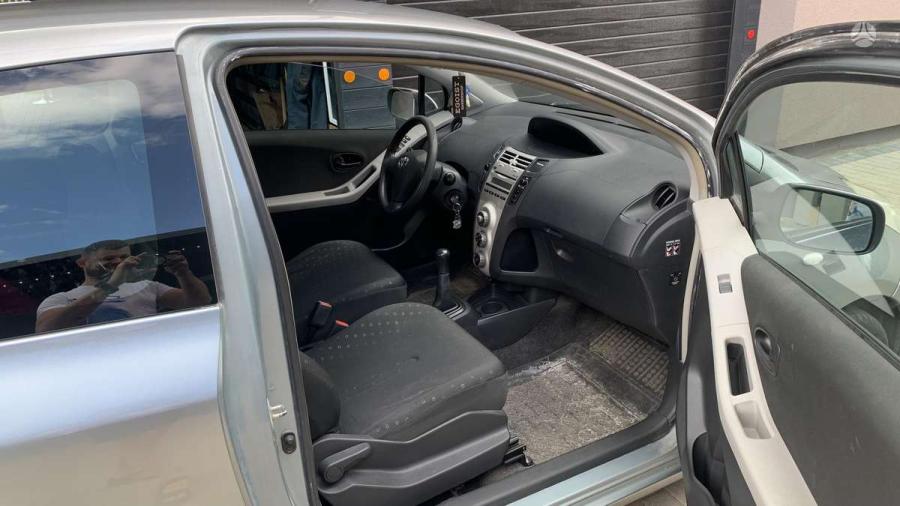 Grey Toyota Yaris 2008 in Vilnius, with an engine capacity of 1.36 L and mileage of 254 thousand km for 1500 €, photo 10 on AUTOMOTO.COM.LV