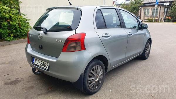 Pelēks Toyota Yaris 2008 Rīga, ar dzinēja tilpumu 1.40 L un nobraukumu 336 tūkst. km par 1750 €, foto 4 vietnē AUTOMOTO.COM.LV