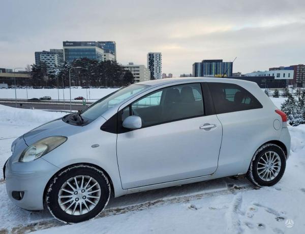 Pelēks Toyota Yaris 2009 Viļņa, ar dzinēja tilpumu 1.30 L un nobraukumu 208 tūkst. km par 1800 €, foto 1 vietnē AUTOMOTO.COM.LV