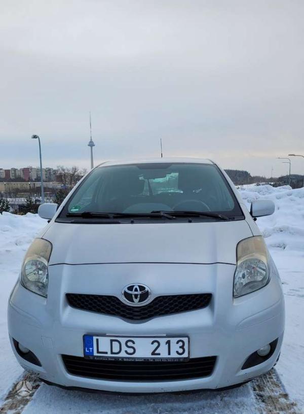 Pelēks Toyota Yaris 2009 Viļņa, ar dzinēja tilpumu 1.30 L un nobraukumu 208 tūkst. km par 1800 €, foto 2 vietnē AUTOMOTO.COM.LV