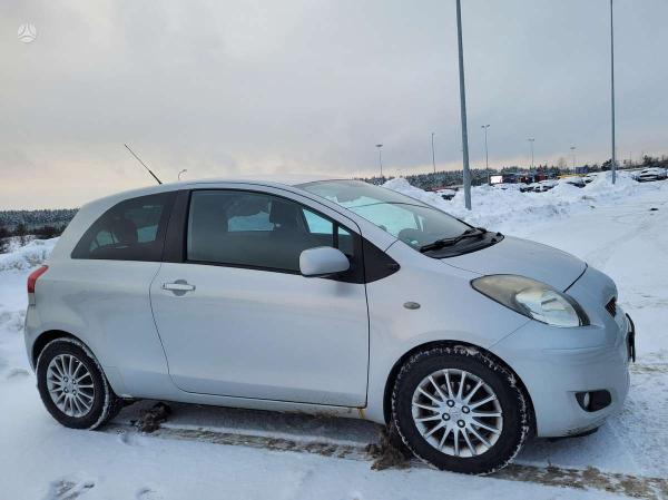 Pelēks Toyota Yaris 2009 Viļņa, ar dzinēja tilpumu 1.30 L un nobraukumu 208 tūkst. km par 1800 €, foto 3 vietnē AUTOMOTO.COM.LV