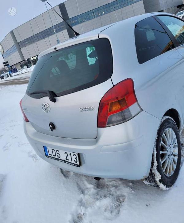 Pelēks Toyota Yaris 2009 Viļņa, ar dzinēja tilpumu 1.30 L un nobraukumu 208 tūkst. km par 1800 €, foto 4 vietnē AUTOMOTO.COM.LV