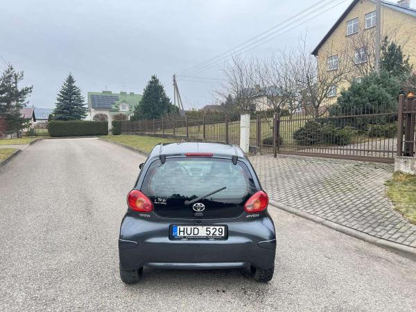 Grey Toyota Yaris 2009 in Vilnius, with an engine capacity of 1.40 L and mileage of 259 thousand km for 1600 €, photo 3 on AUTOMOTO.COM.LV