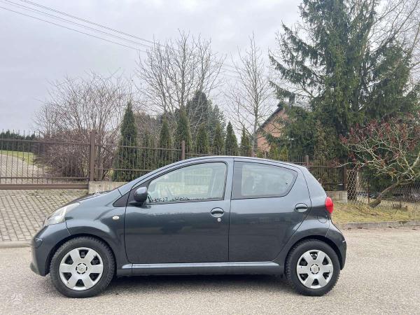 Grey Toyota Yaris 2009 in Vilnius, with an engine capacity of 1.40 L and mileage of 259 thousand km for 1600 €, photo 6 on AUTOMOTO.COM.LV