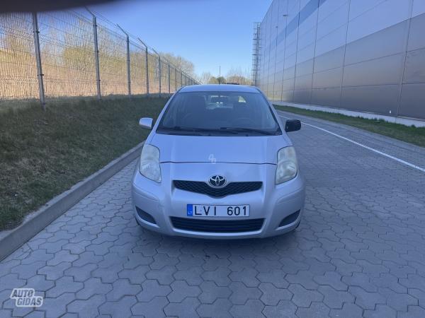 Grey Toyota Yaris 2009 in Vilnius, with an engine capacity of 1.30 L and mileage of 265 thousand km for 2600 €, photo 1 on AUTOMOTO.COM.LV