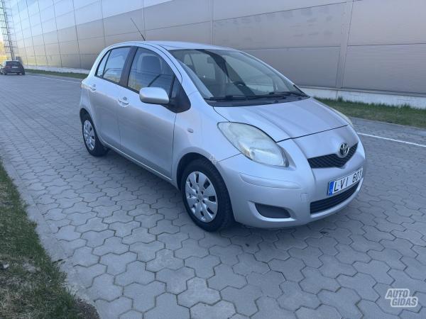 Pelēks Toyota Yaris 2009 Viļņa, ar dzinēja tilpumu 1.30 L un nobraukumu 265 tūkst. km par 2600 €, foto 3 vietnē AUTOMOTO.COM.LV