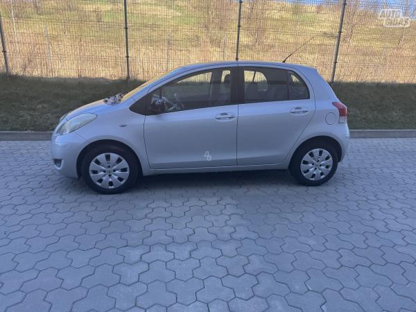 Pelēks Toyota Yaris 2009 Viļņa, ar dzinēja tilpumu 1.30 L un nobraukumu 265 tūkst. km par 2600 €, foto 4 vietnē AUTOMOTO.COM.LV