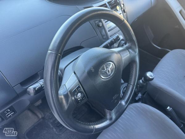 Pelēks Toyota Yaris 2009 Viļņa, ar dzinēja tilpumu 1.30 L un nobraukumu 265 tūkst. km par 2600 €, foto 10 vietnē AUTOMOTO.COM.LV
