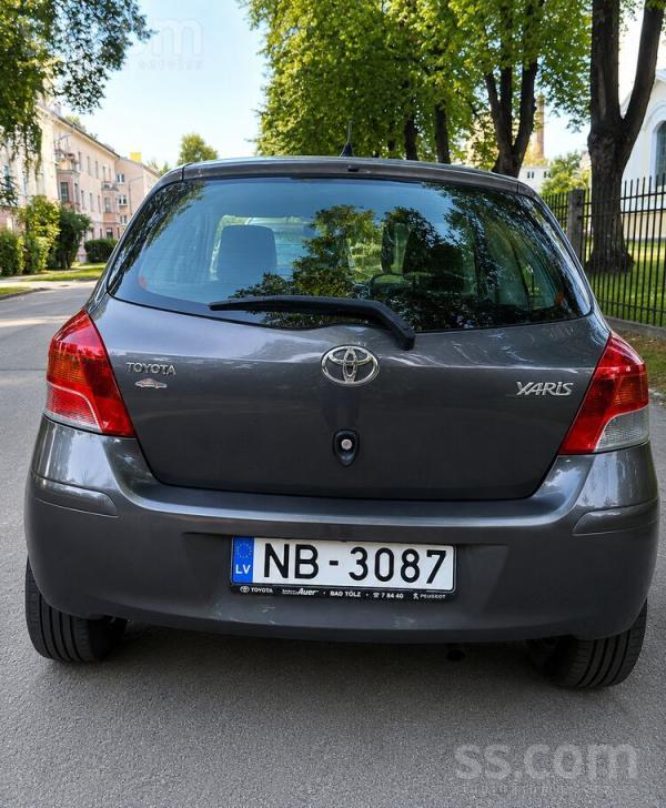 Grey Toyota Yaris 2009 in Riga, with an engine capacity of 1.30 L and mileage of 163 thousand km for 2350 €, photo 2 on AUTOMOTO.COM.LV