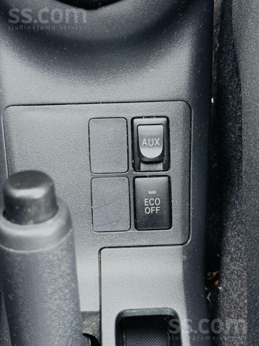 Grey Toyota Yaris 2009 in Riga, with an engine capacity of 1.30 L and mileage of 163 thousand km for 2350 €, photo 13 on AUTOMOTO.COM.LV
