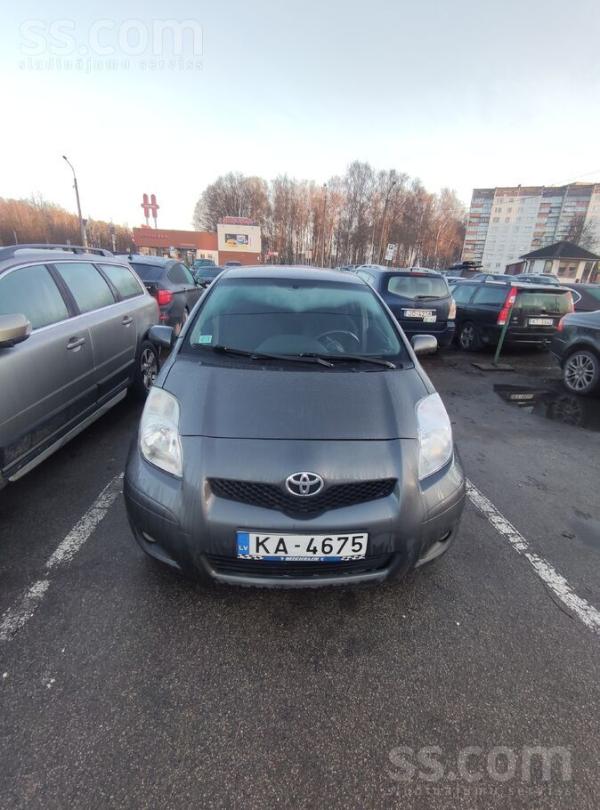 Grey Toyota Yaris 2009 in Riga, with an engine capacity of 1.30 L and mileage of 136 thousand km for 2600 €, photo 1 on AUTOMOTO.COM.LV