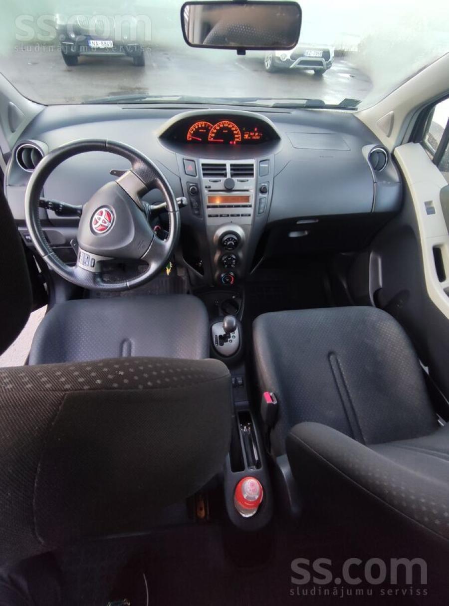 Pelēks Toyota Yaris 2009 Rīga, ar dzinēja tilpumu 1.30 L un nobraukumu 136 tūkst. km par 2600 €, foto 4 vietnē AUTOMOTO.COM.LV