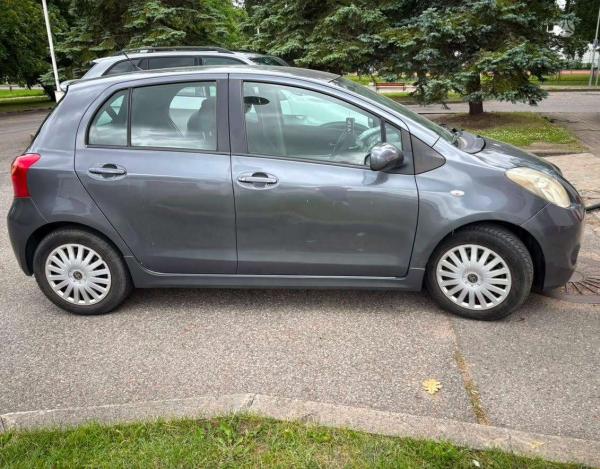 Grey Toyota Yaris 2009 in Klaipeda, with an engine capacity of 1.80 L and mileage of 210 thousand km for 2800 €, photo 4 on AUTOMOTO.COM.LV