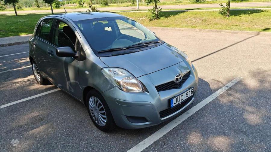 Pelēks Toyota Yaris 2009 Viļņa, ar dzinēja tilpumu 1.33 L un nobraukumu 130 tūkst. km par 1250 €, foto 3 vietnē AUTOMOTO.COM.LV