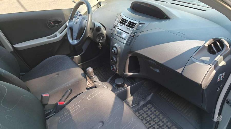 Pelēks Toyota Yaris 2009 Viļņa, ar dzinēja tilpumu 1.33 L un nobraukumu 130 tūkst. km par 1250 €, foto 6 vietnē AUTOMOTO.COM.LV