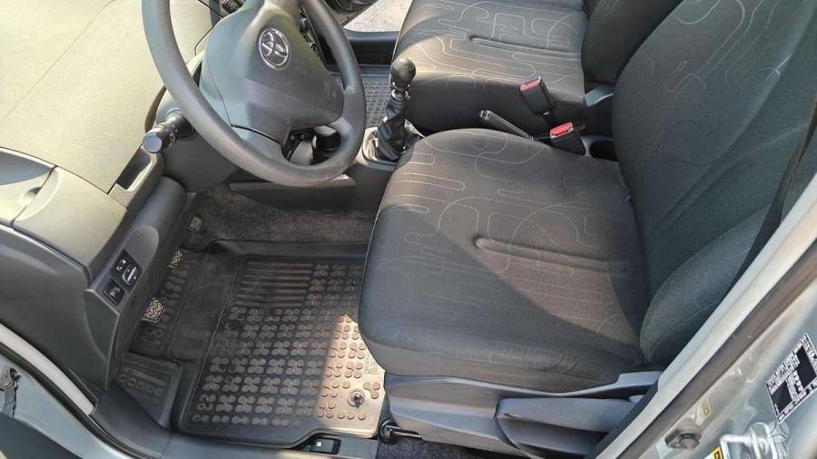 Pelēks Toyota Yaris 2009 Viļņa, ar dzinēja tilpumu 1.33 L un nobraukumu 130 tūkst. km par 1250 €, foto 7 vietnē AUTOMOTO.COM.LV