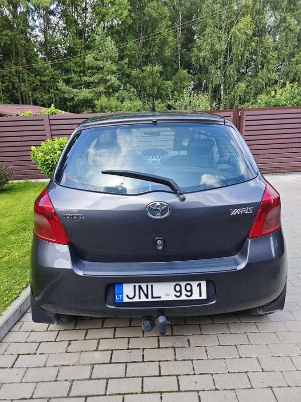 Grey Toyota Yaris 2009 in Vilnius, with an engine capacity of 1.36 L and mileage of 268 thousand km for 1250 €, photo 4 on AUTOMOTO.COM.LV