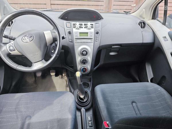 Grey Toyota Yaris 2009 in Vilnius, with an engine capacity of 1.36 L and mileage of 268 thousand km for 1250 €, photo 8 on AUTOMOTO.COM.LV