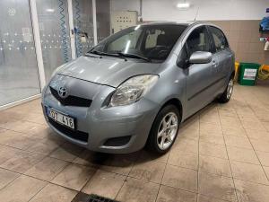 Grey Toyota Yaris 2009 in Vilnius, with an engine capacity of 1.36 L and mileage of 230 thousand km for 1299 €, photo  on AUTOMOTO.COM.LV