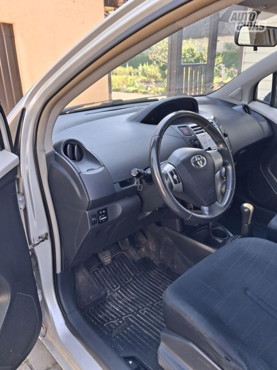 Pelēks Toyota Yaris 2009 Mažeikiai, ar dzinēja tilpumu 1.40 L un nobraukumu 321 tūkst. km par 1150 €, foto 6 vietnē AUTOMOTO.COM.LV