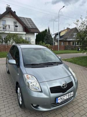 Pelēks Toyota Yaris 2009 Vievis, ar dzinēja tilpumu 1.30 L un nobraukumu 67 tūkst. km par 3500 €, foto  vietnē AUTOMOTO.COM.LV