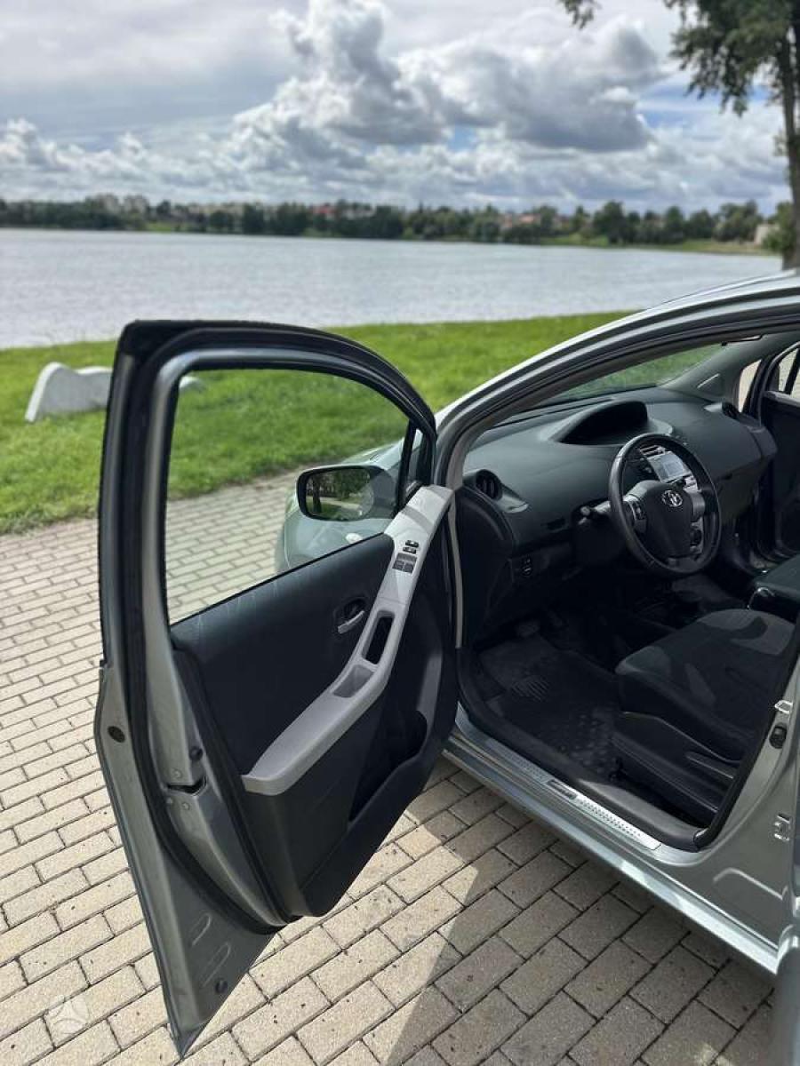 Pelēks Toyota Yaris 2009 Vievis, ar dzinēja tilpumu 1.30 L un nobraukumu 67 tūkst. km par 3500 €, foto 12 vietnē AUTOMOTO.COM.LV