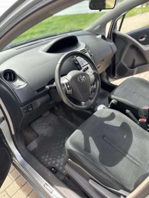 Pelēks Toyota Yaris 2009 Vievis, ar dzinēja tilpumu 1.30 L un nobraukumu 67 tūkst. km par 3500 €, foto 13 vietnē AUTOMOTO.COM.LV