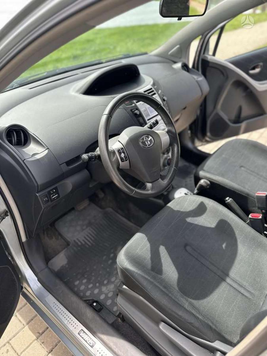 Pelēks Toyota Yaris 2009 Vievis, ar dzinēja tilpumu 1.30 L un nobraukumu 67 tūkst. km par 3500 €, foto 13 vietnē AUTOMOTO.COM.LV