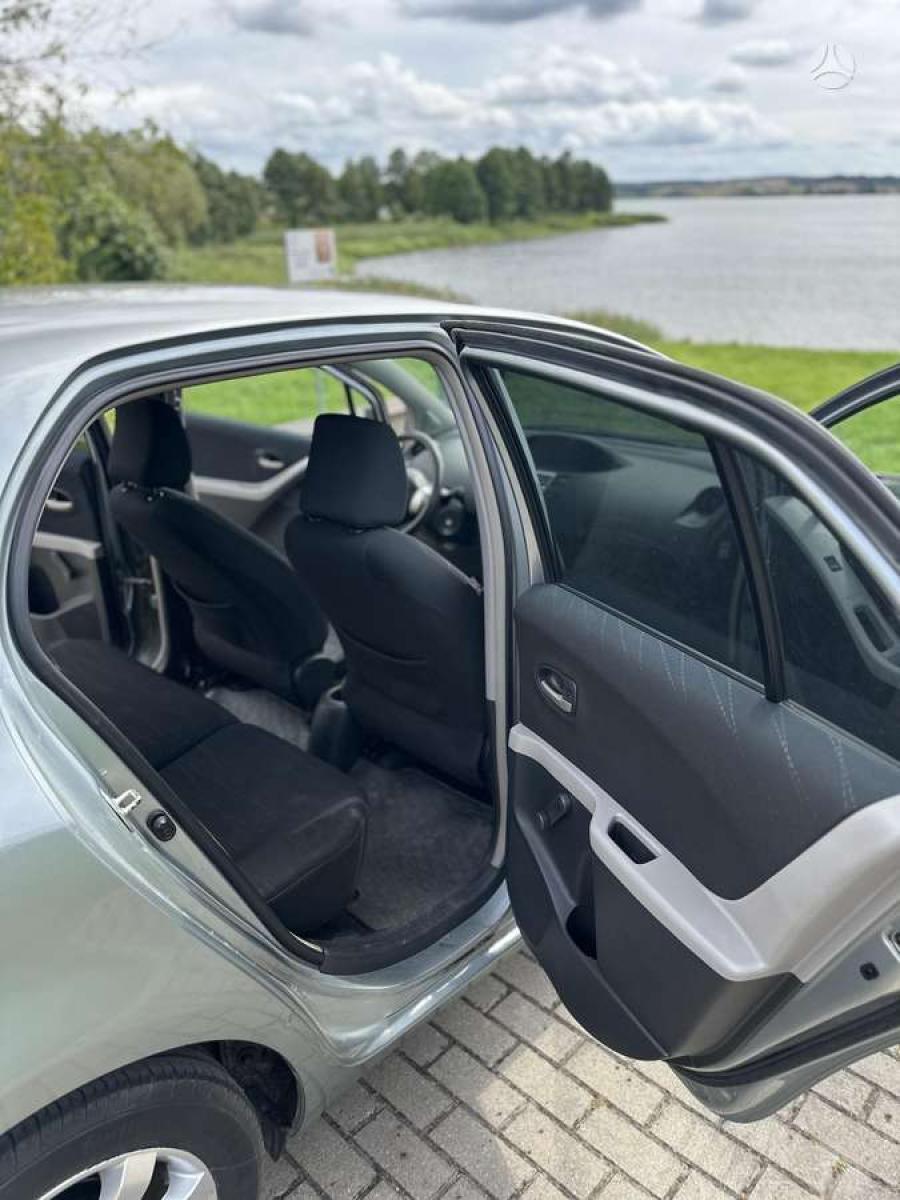 Pelēks Toyota Yaris 2009 Vievis, ar dzinēja tilpumu 1.30 L un nobraukumu 67 tūkst. km par 3500 €, foto 16 vietnē AUTOMOTO.COM.LV