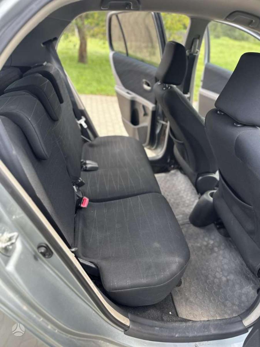 Pelēks Toyota Yaris 2009 Vievis, ar dzinēja tilpumu 1.30 L un nobraukumu 67 tūkst. km par 3500 €, foto 17 vietnē AUTOMOTO.COM.LV