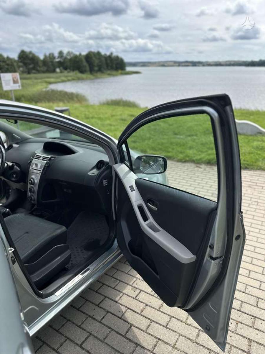 Pelēks Toyota Yaris 2009 Vievis, ar dzinēja tilpumu 1.30 L un nobraukumu 67 tūkst. km par 3500 €, foto 18 vietnē AUTOMOTO.COM.LV