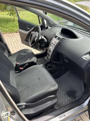 Pelēks Toyota Yaris 2009 Vievis, ar dzinēja tilpumu 1.30 L un nobraukumu 67 tūkst. km par 3500 €, foto 20 vietnē AUTOMOTO.COM.LV