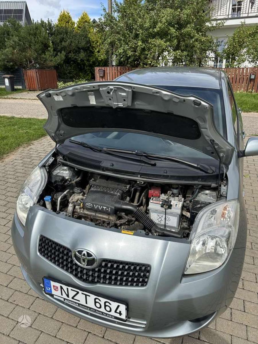Pelēks Toyota Yaris 2009 Vievis, ar dzinēja tilpumu 1.30 L un nobraukumu 67 tūkst. km par 3500 €, foto 24 vietnē AUTOMOTO.COM.LV