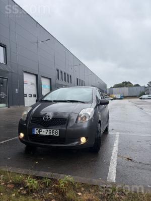 Pelēks Toyota Yaris 2009 Rīga, ar dzinēja tilpumu 1.40 L un nobraukumu 258 tūkst. km par 1800 €, foto  vietnē AUTOMOTO.COM.LV