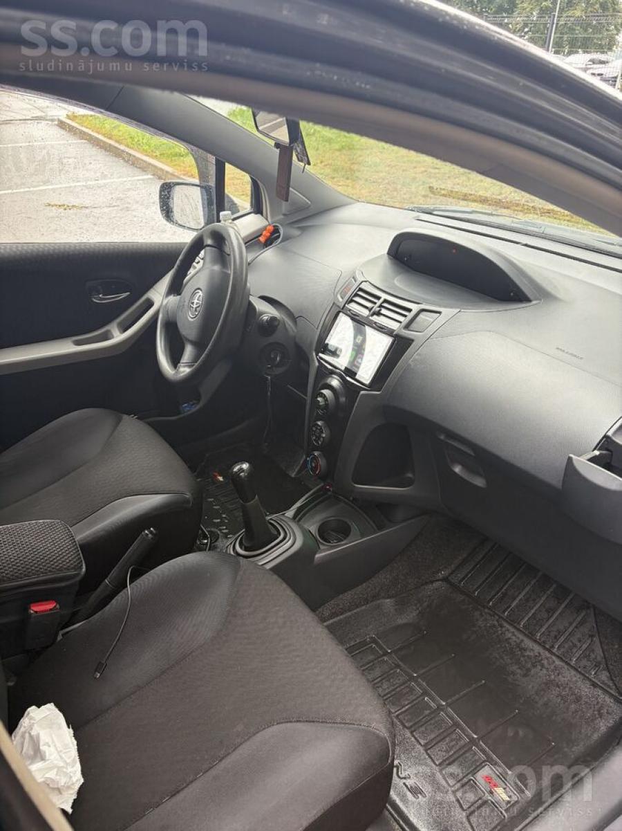 Pelēks Toyota Yaris 2009 Rīga, ar dzinēja tilpumu 1.40 L un nobraukumu 258 tūkst. km par 1800 €, foto 6 vietnē AUTOMOTO.COM.LV