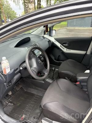 Pelēks Toyota Yaris 2009 Rīga, ar dzinēja tilpumu 1.40 L un nobraukumu 258 tūkst. km par 1800 €, foto 7 vietnē AUTOMOTO.COM.LV