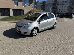 Серый Тойота Ярис 2009 в Вильнюс, объемом двигателя 1.33 л и пробегом 150 тыс. км за 1550 €, фото 3 на AUTOMOTO.COM.LV