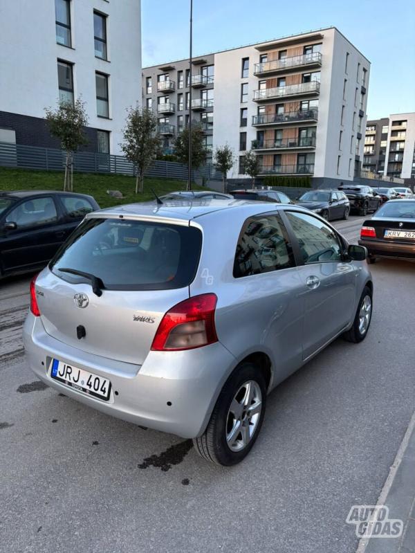 Pelēks Toyota Yaris 2009 Viļņa, ar dzinēja tilpumu 1.40 L un nobraukumu 252 tūkst. km par 2100 €, foto 3 vietnē AUTOMOTO.COM.LV