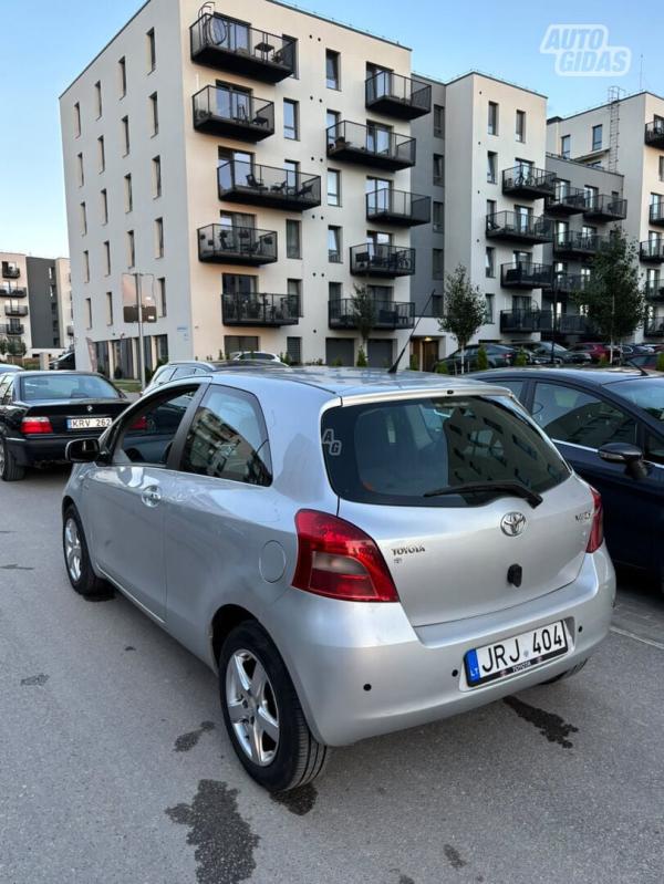 Pelēks Toyota Yaris 2009 Viļņa, ar dzinēja tilpumu 1.40 L un nobraukumu 252 tūkst. km par 2100 €, foto 4 vietnē AUTOMOTO.COM.LV