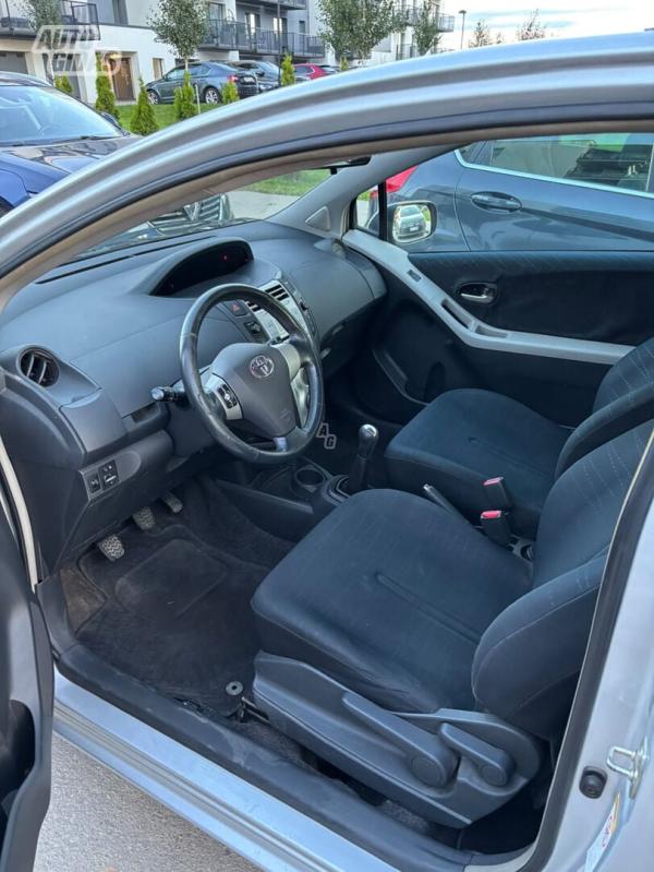 Pelēks Toyota Yaris 2009 Viļņa, ar dzinēja tilpumu 1.40 L un nobraukumu 252 tūkst. km par 2100 €, foto 8 vietnē AUTOMOTO.COM.LV
